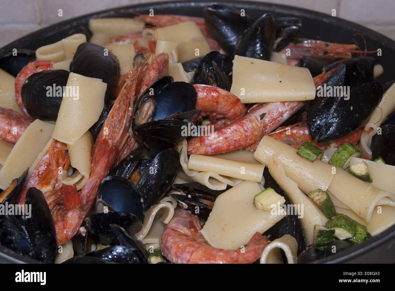 pasta with mussels prawns and zucchini Stock Photo - Alamy