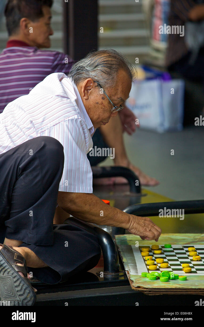 Elderly Chinese Man Plays Draughts, Chinatown Singapore Stock Photo - Alamy