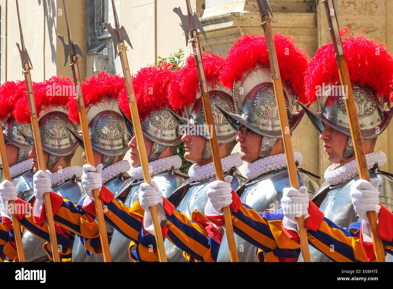 Guardie svizzere vaticano hi-res stock photography and images - Alamy