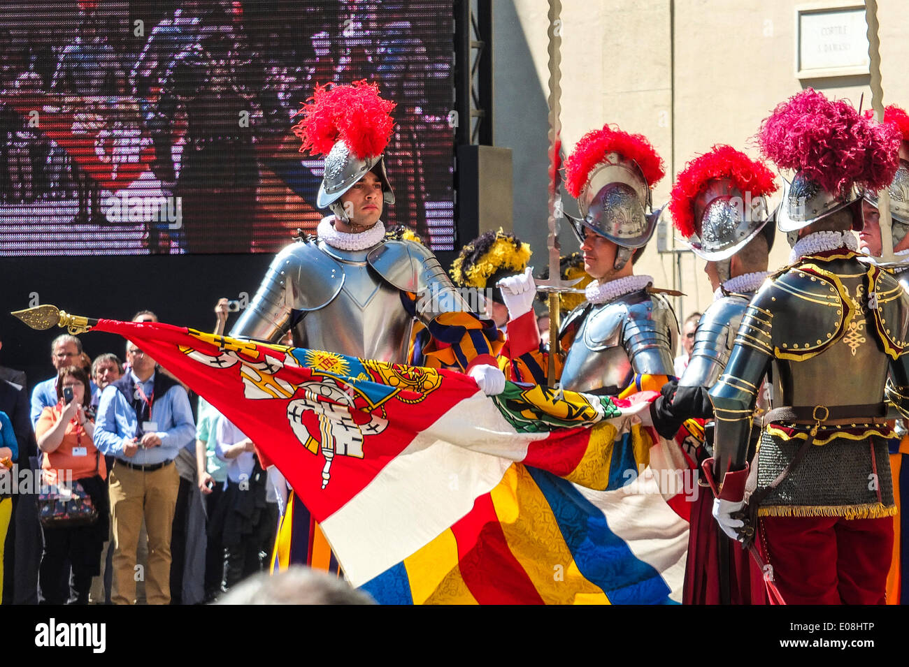 Guardie svizzere vaticano hi-res stock photography and images - Alamy