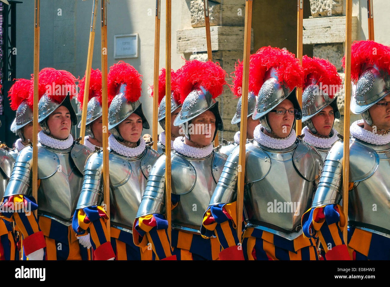 Guardie svizzere vaticano hi-res stock photography and images - Alamy