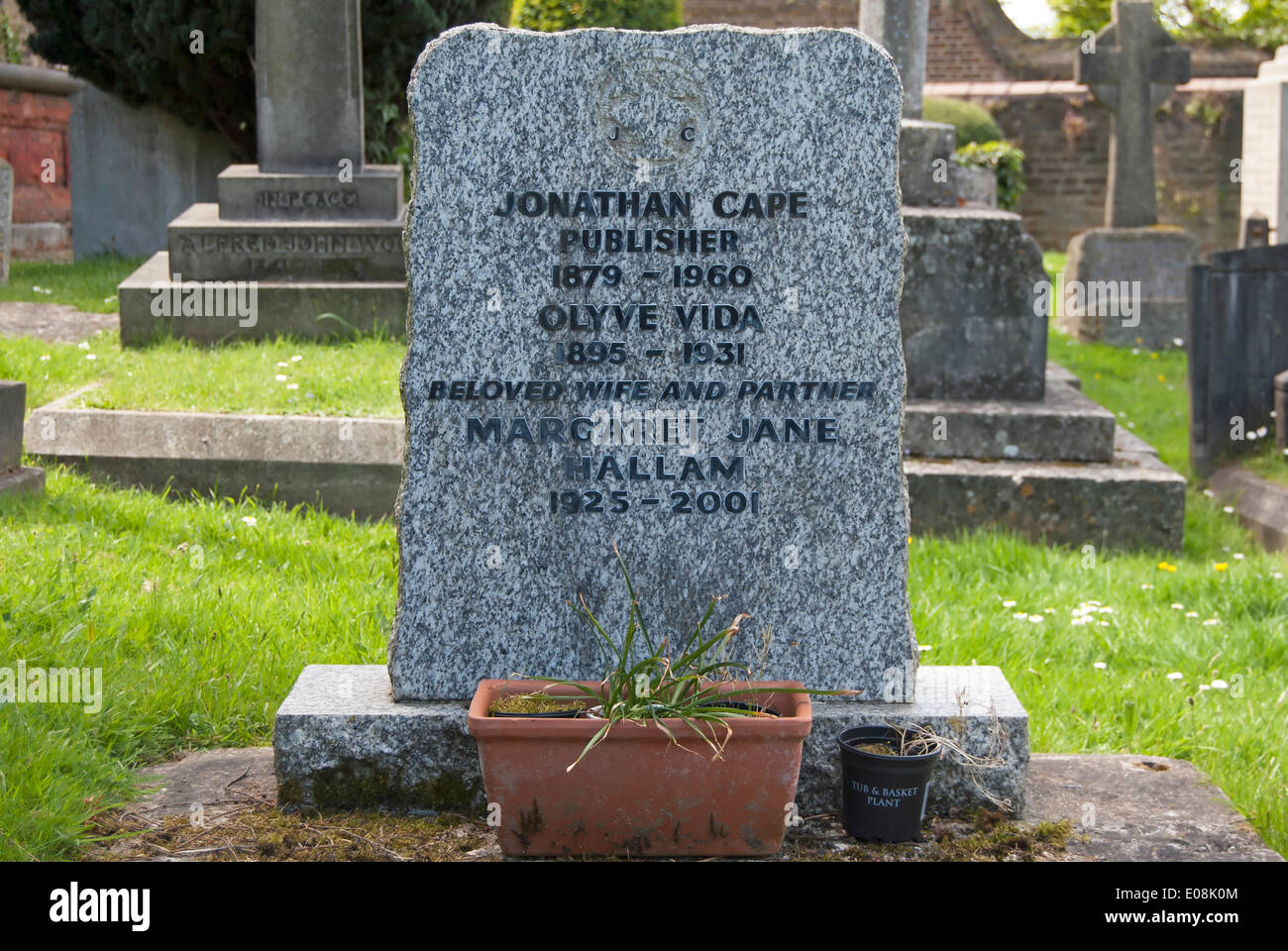 grave of publisher jonathan cape, and of his second wife and a daughter ...
