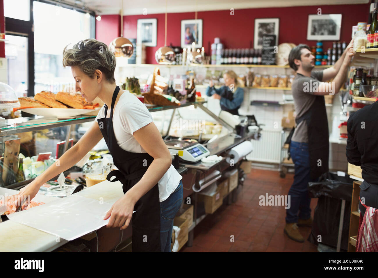 Male Supermarket Workers High Resolution Stock Photography and Images ...