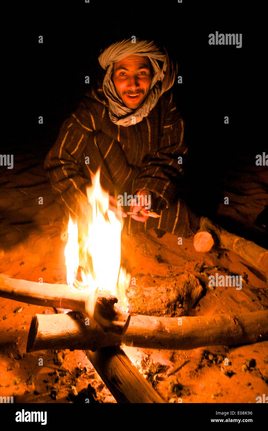 Camp fire night men hi-res stock photography and images - Alamy
