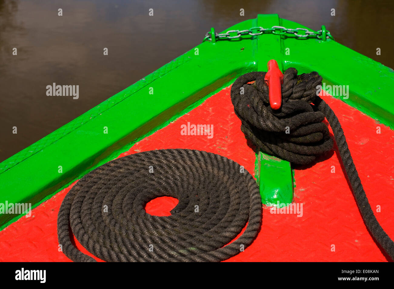 Red and green narrowboat hi-res stock photography and images - Alamy