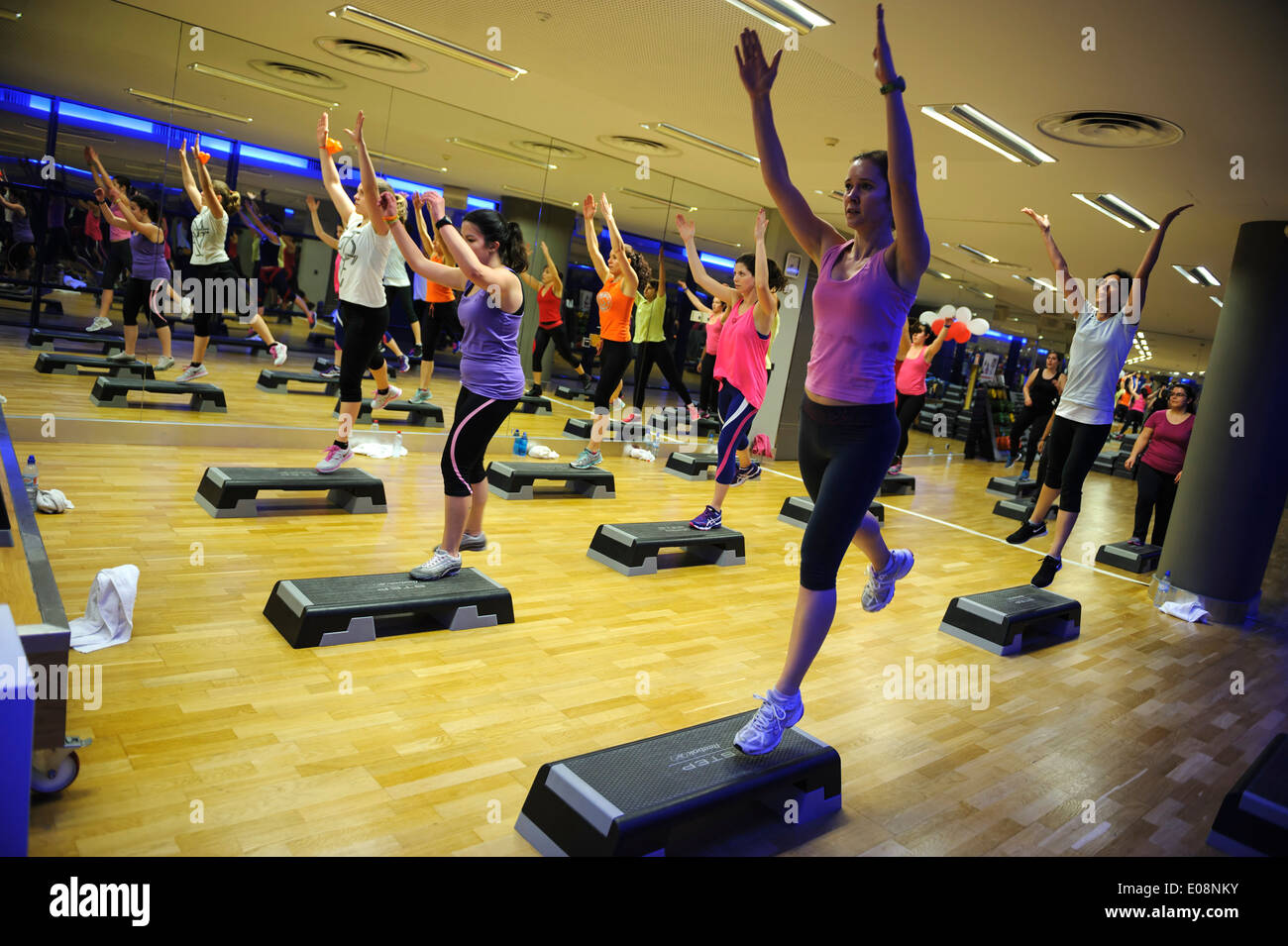 Aerobic steps class hi-res stock photography and images - Alamy