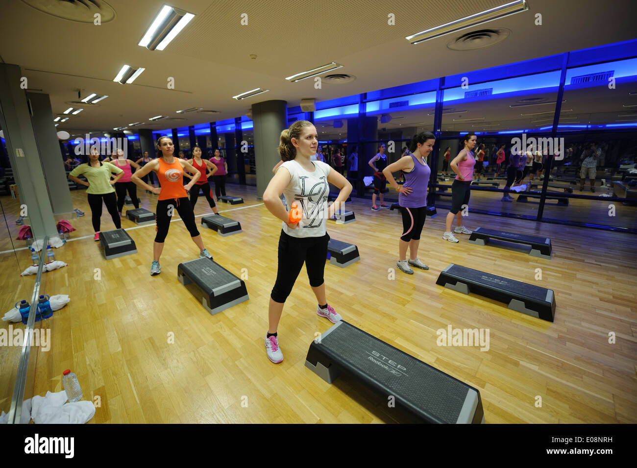 Step aerobics fitness class at the gym Stock Photo - Alamy