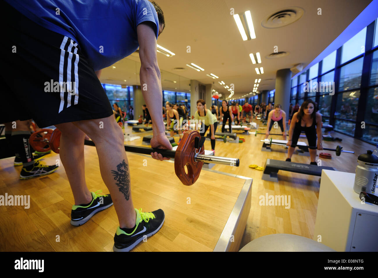 Body Pump instructor at fitness class at the gym Stock Photo - Alamy
