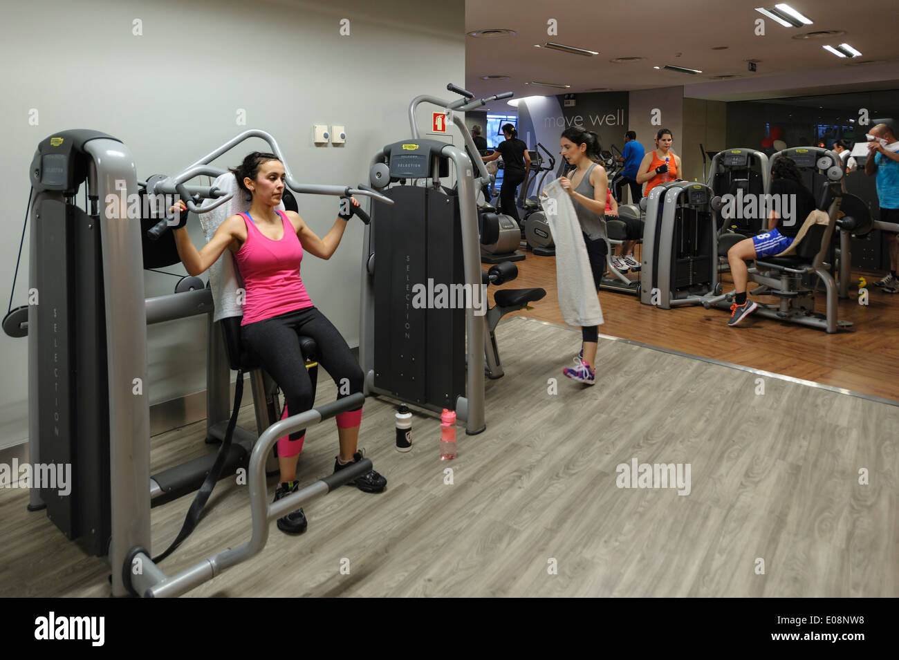 Profile view fit woman hi-res stock photography and images - Alamy