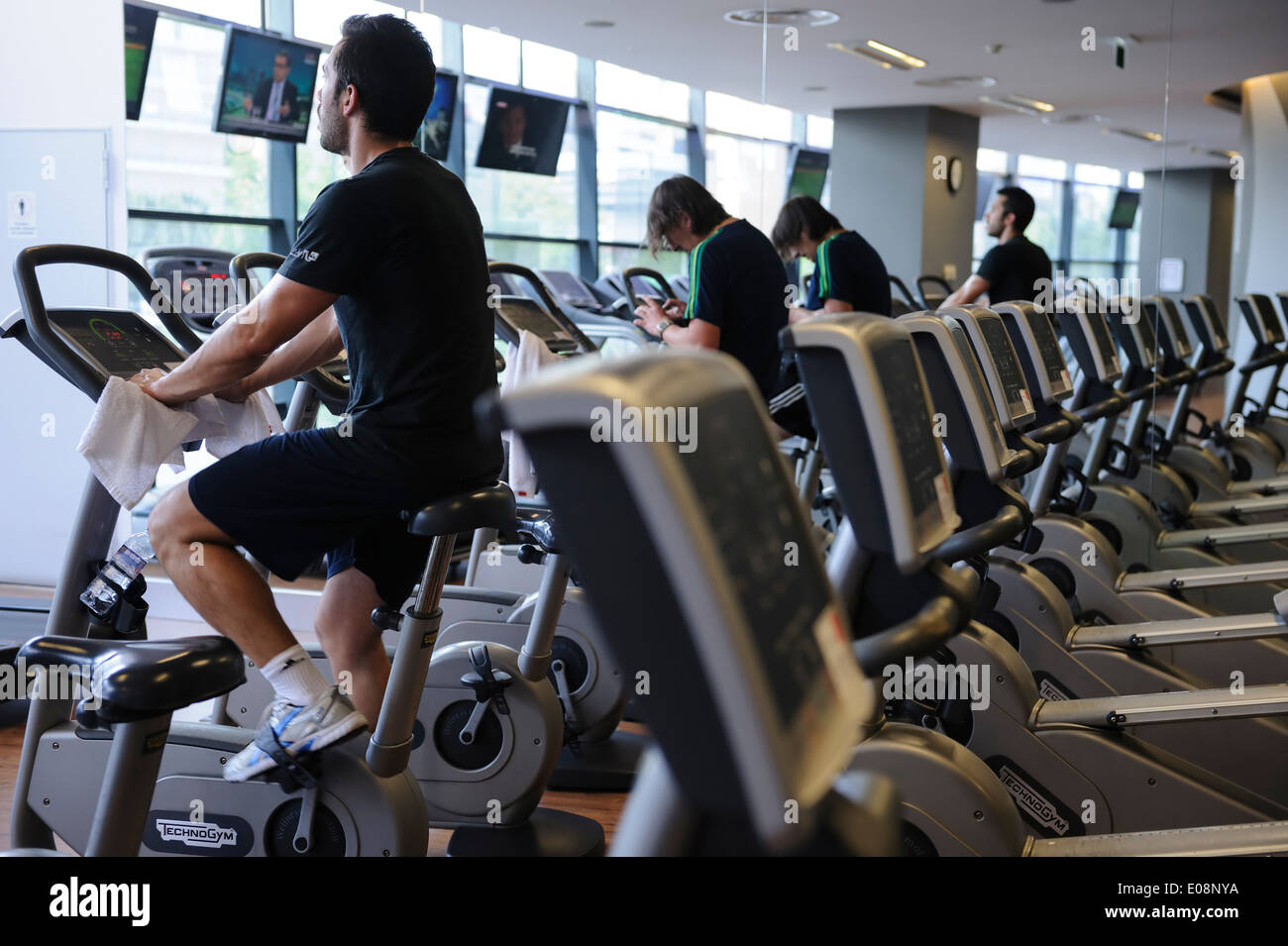 People working out on exercise bike at the gym Stock Photo - Alamy