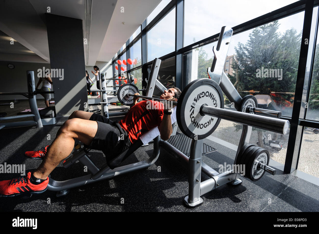 Man lifting weights at gym hi-res stock photography and images - Alamy