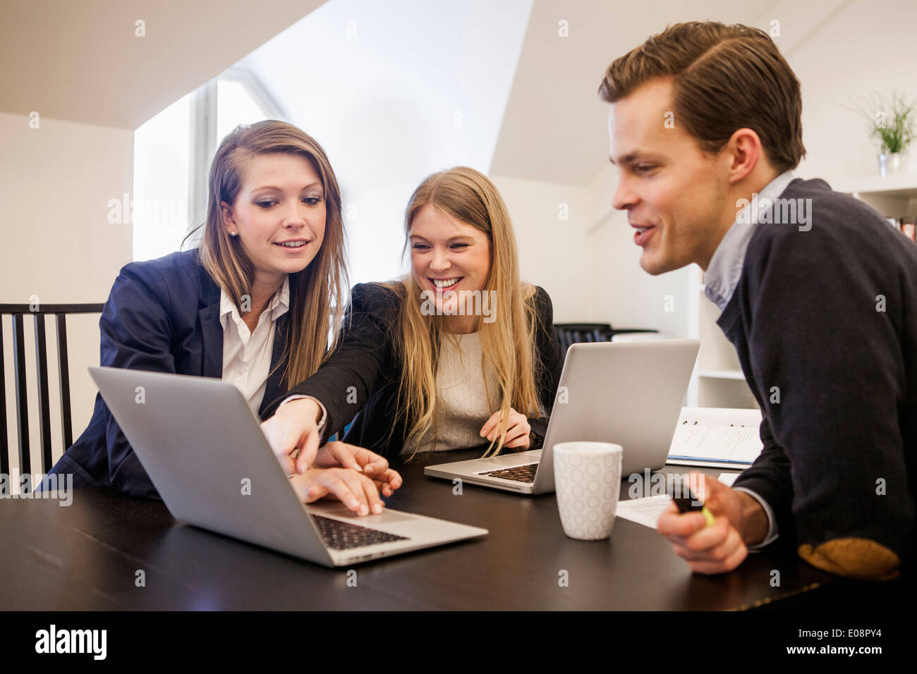 People working together hi-res stock photography and images - Alamy