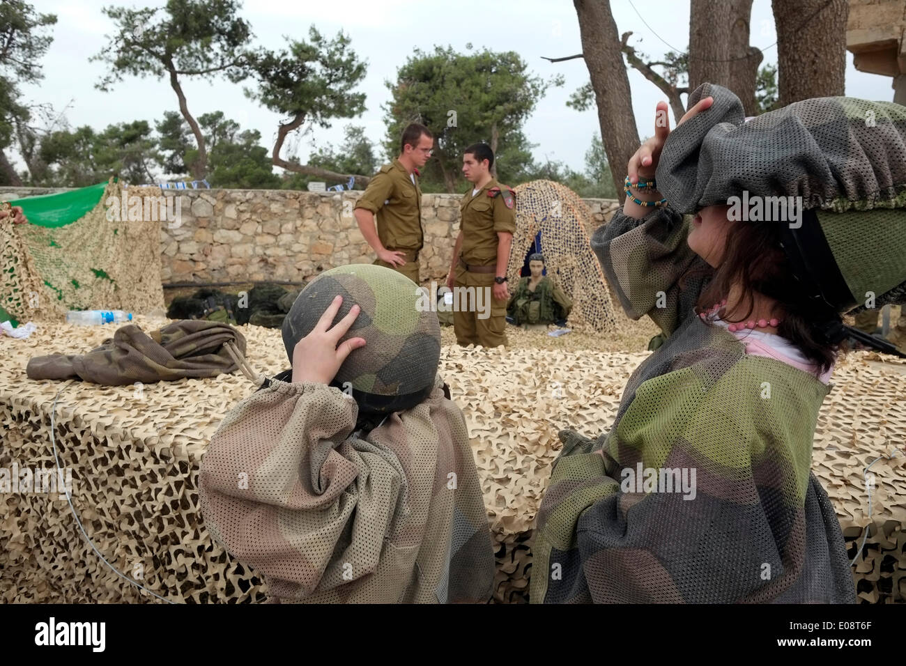 Jerusalem, Israel. 06th May, 2014. Israeli children wearing a ...