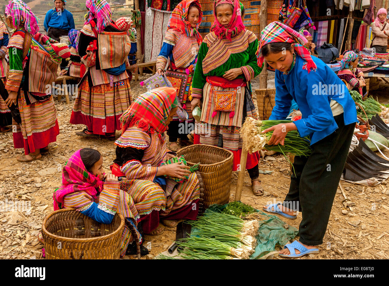 Hmong woman buying food market hi-res stock photography and images - Alamy
