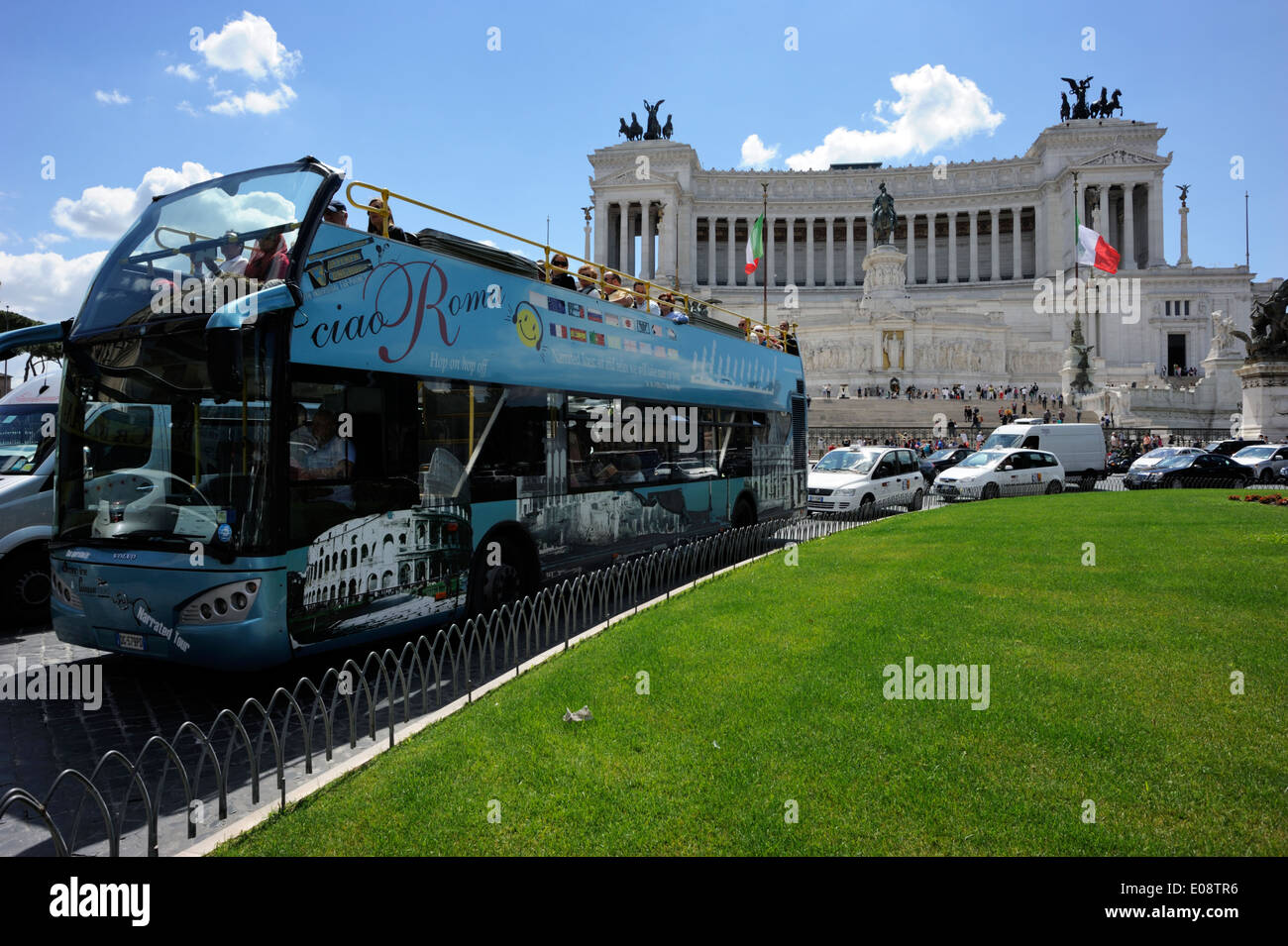 Italy, Rome, Piazza Venezia, tour bus and Vittoriano Stock Photo - Alamy