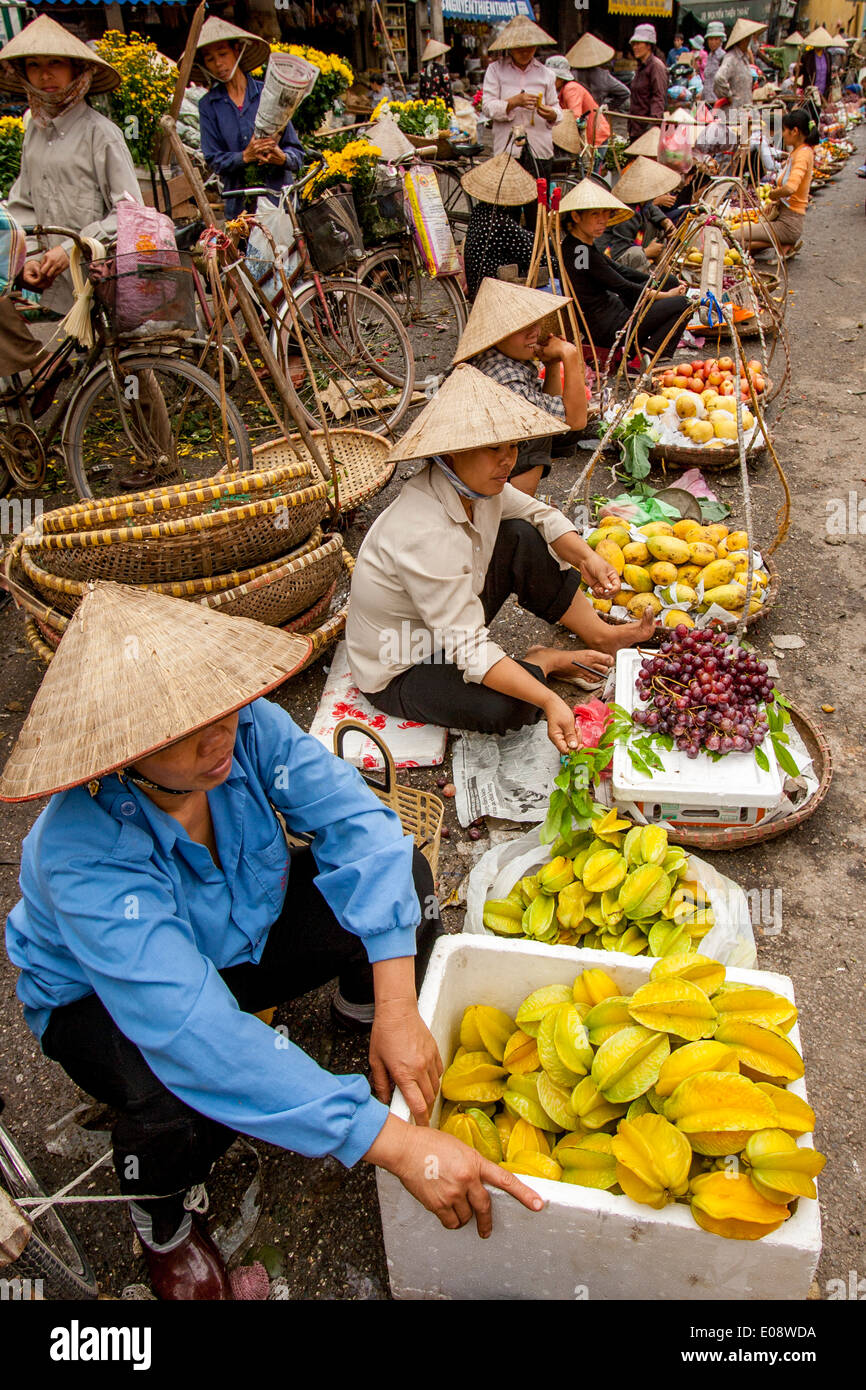 Traditional street market thriving hi-res stock photography and images ...