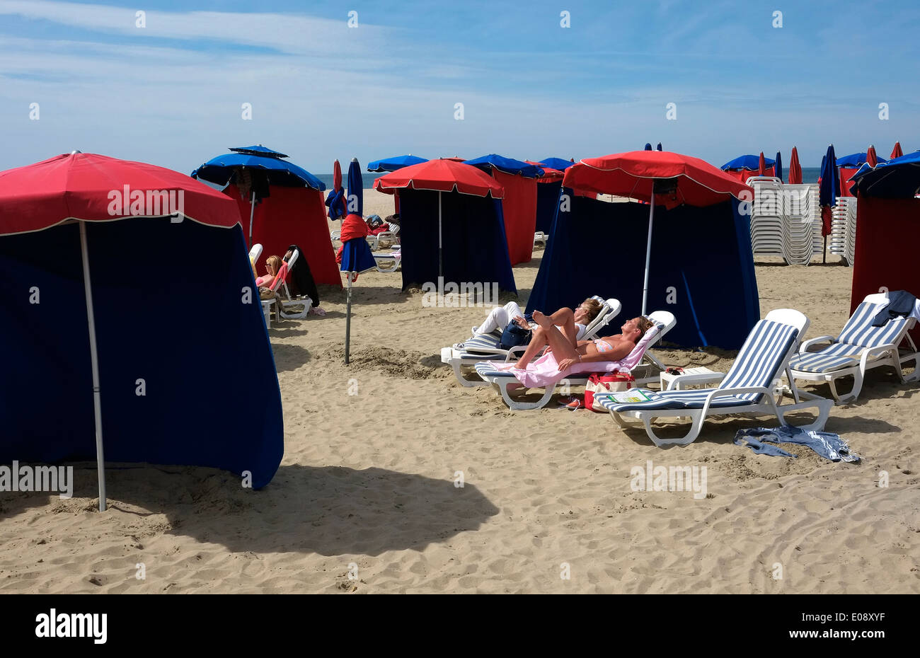 French women sunbathing hi-res stock photography and images - Alamy