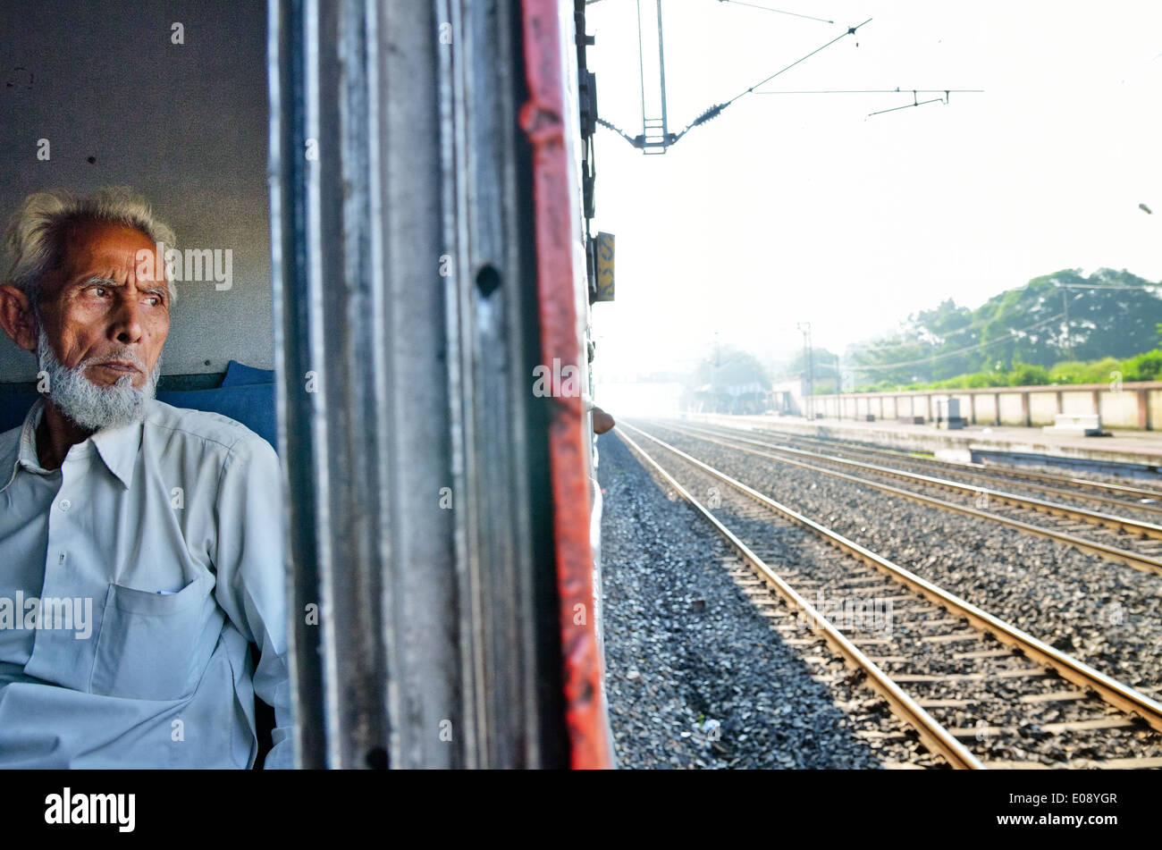 Calcutta kolkata india train station hi-res stock photography and ...