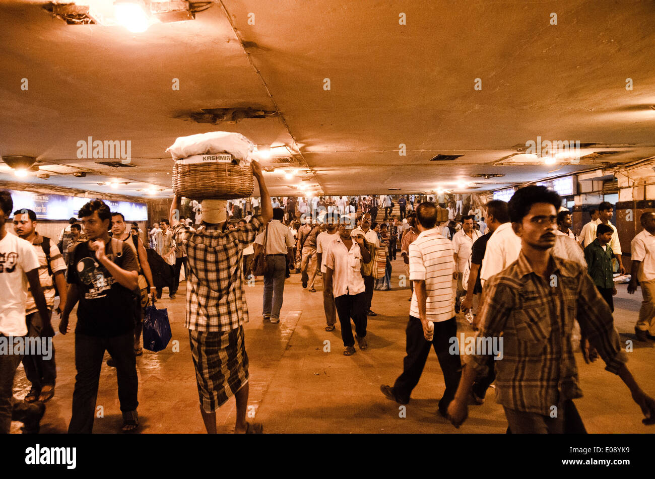 Crowded subway india hi-res stock photography and images - Alamy
