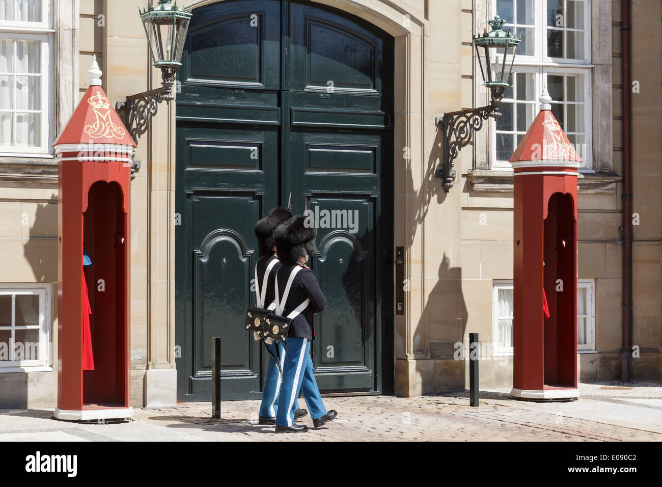 Doorway palace guards hi-res stock photography and images - Alamy
