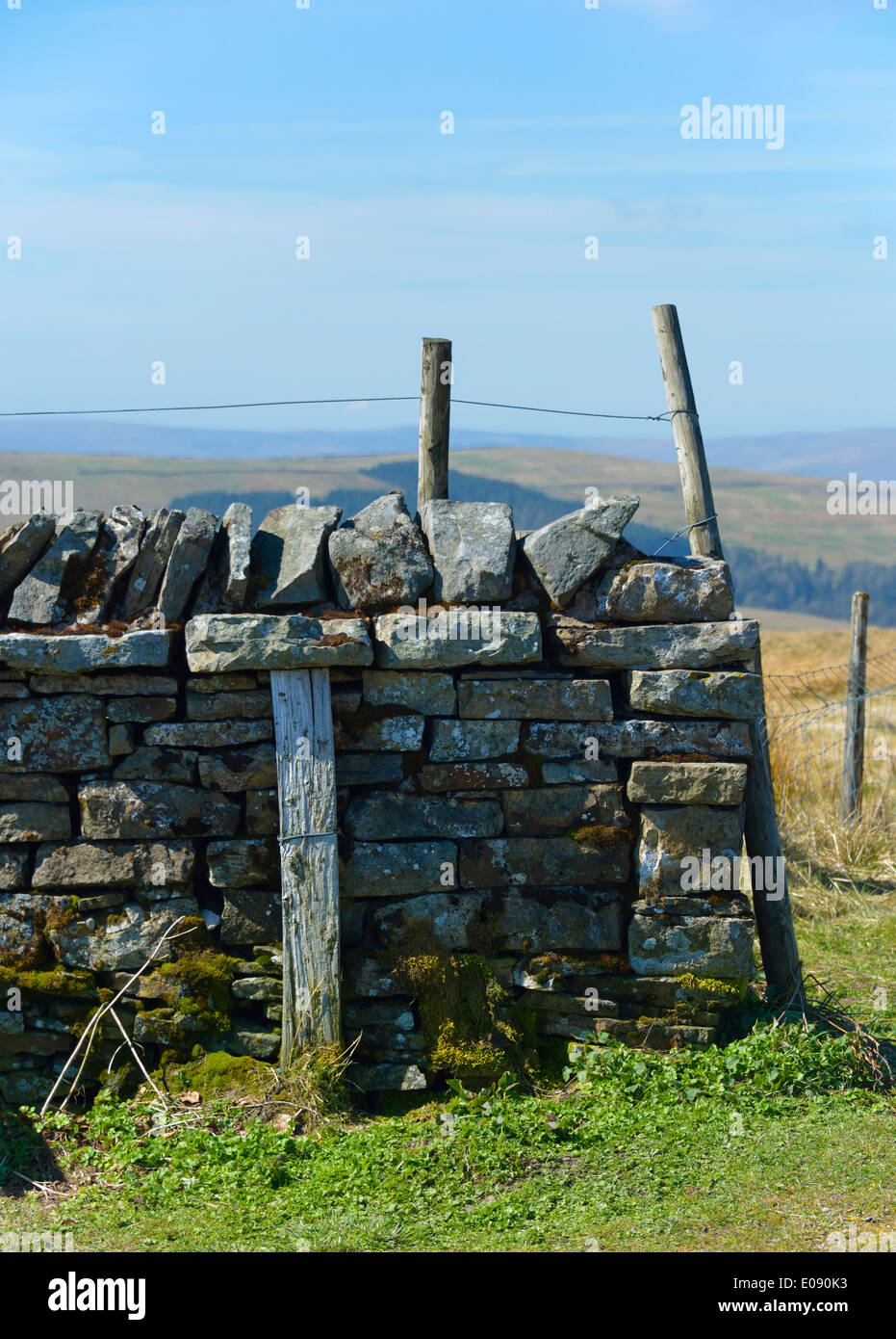 Corner of stone wall hi-res stock photography and images - Alamy