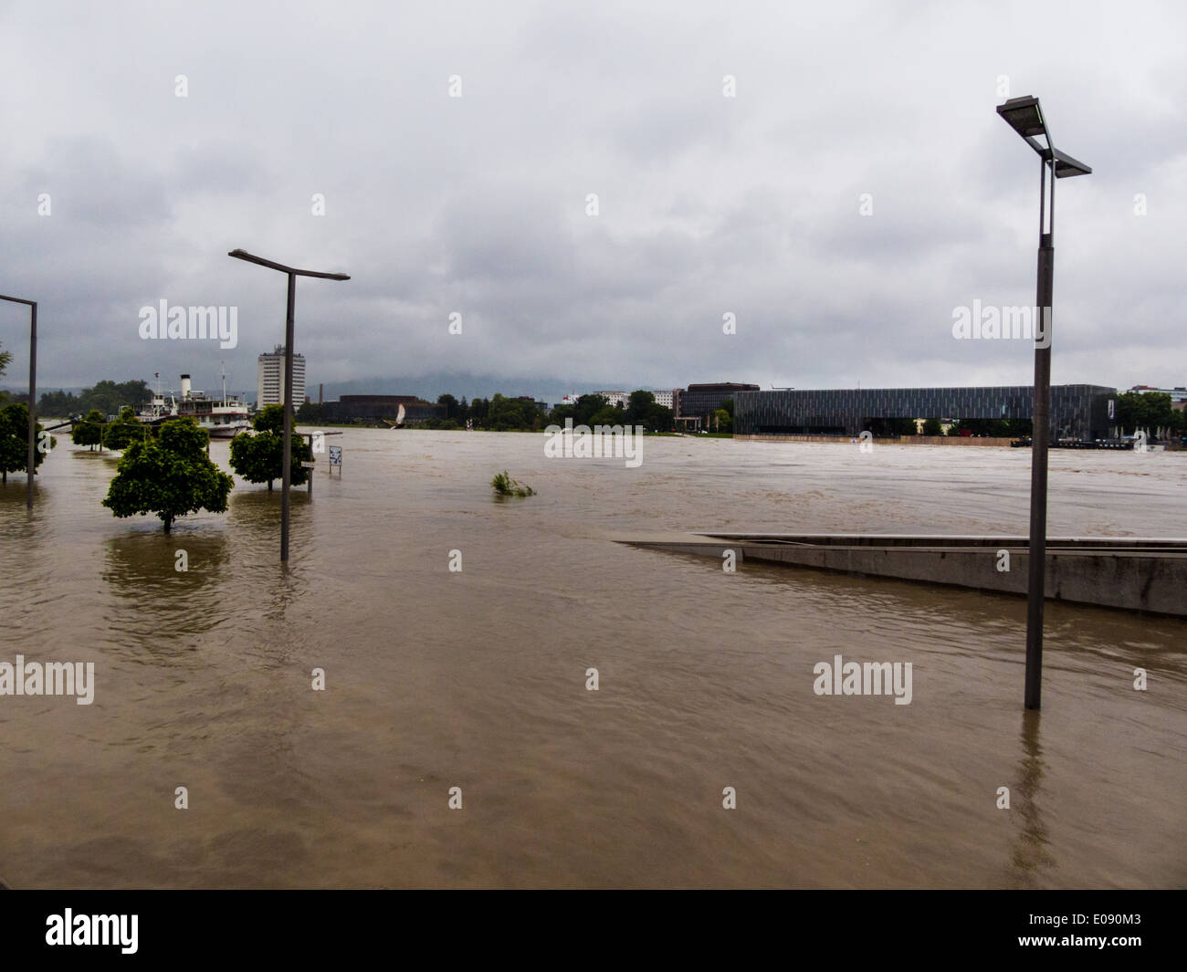 Oesterreich ueberflutungen und ueberschwemmungen hi-res stock ...