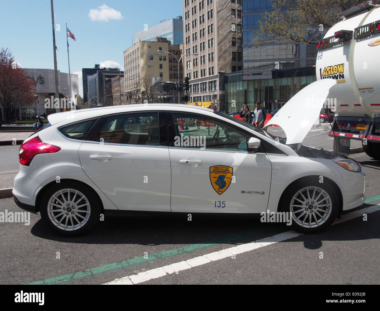 Green and white police car hi-res stock photography and images - Alamy