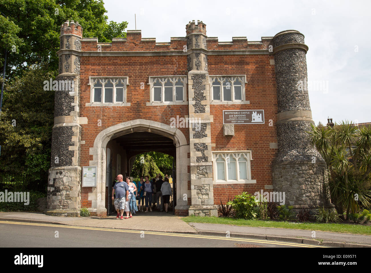 Octagonal castle tower hi-res stock photography and images - Alamy