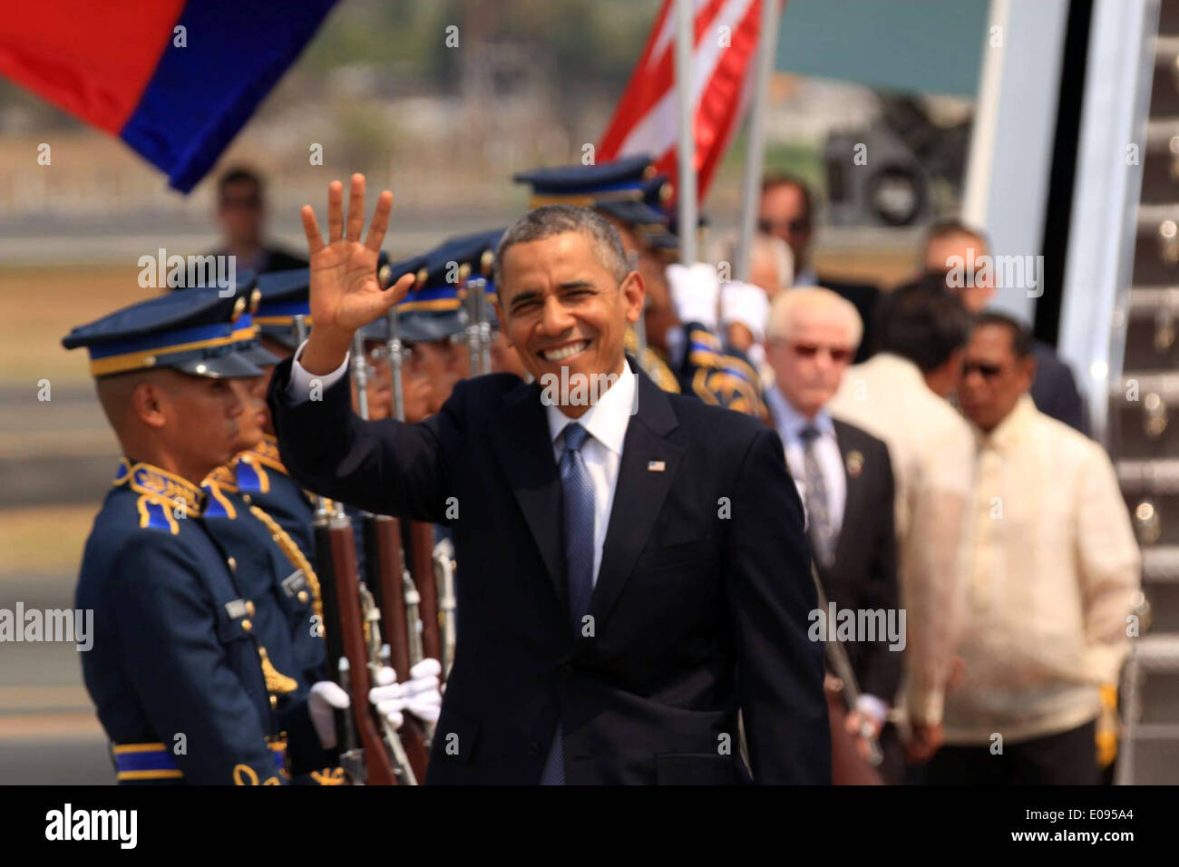 President obama waves upon arrival in manila hi-res stock photography ...
