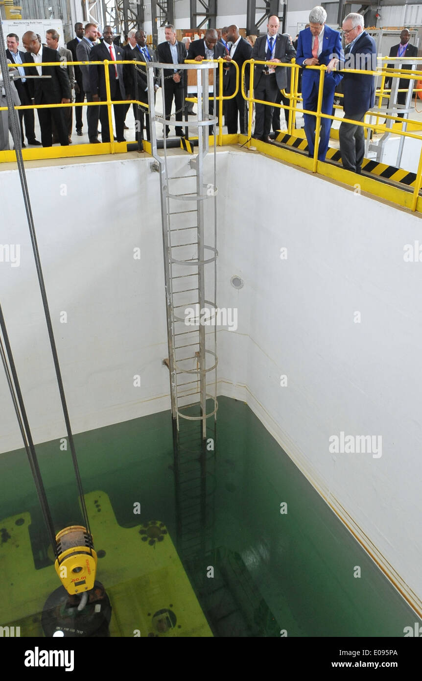 Secretary Kerry Examines Oil Device Testing Tank at GE Facility in ...