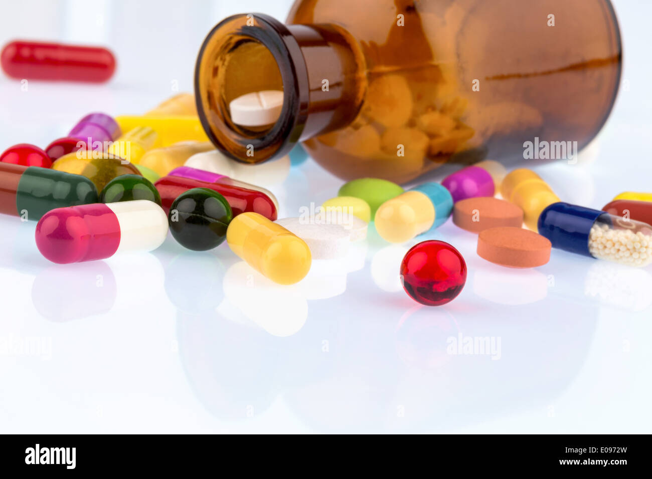 Many tablets with container. Lying on a white background, Viele ...