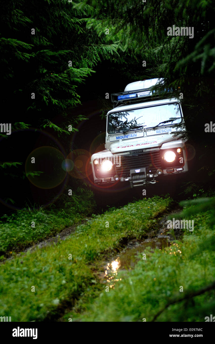 Mountain rescue land rover defender hi-res stock photography and images ...
