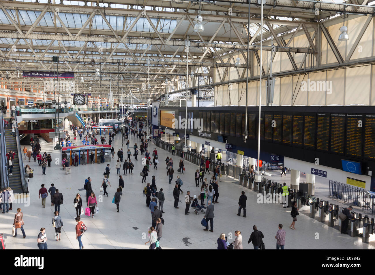 Waterloo railway station concourse hi-res stock photography and images ...