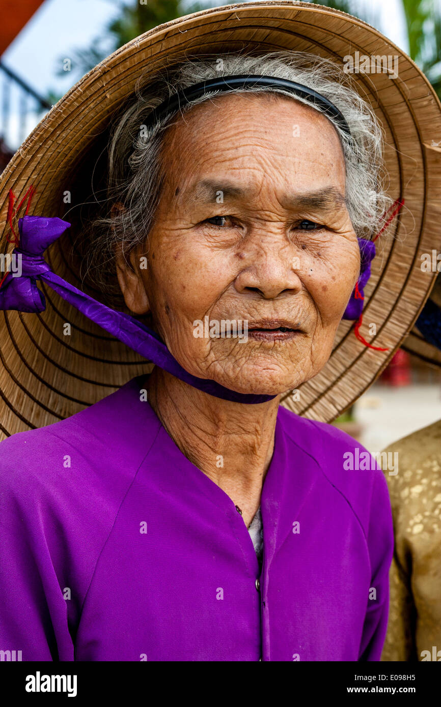 Beautiful vietnamese face hi-res stock photography and images - Alamy