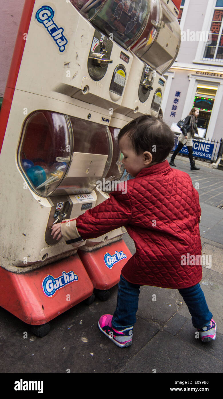 chinese child with vending machine Stock Photo - Alamy