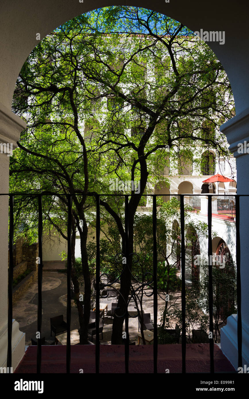 Colonnade courtyard hi-res stock photography and images - Alamy