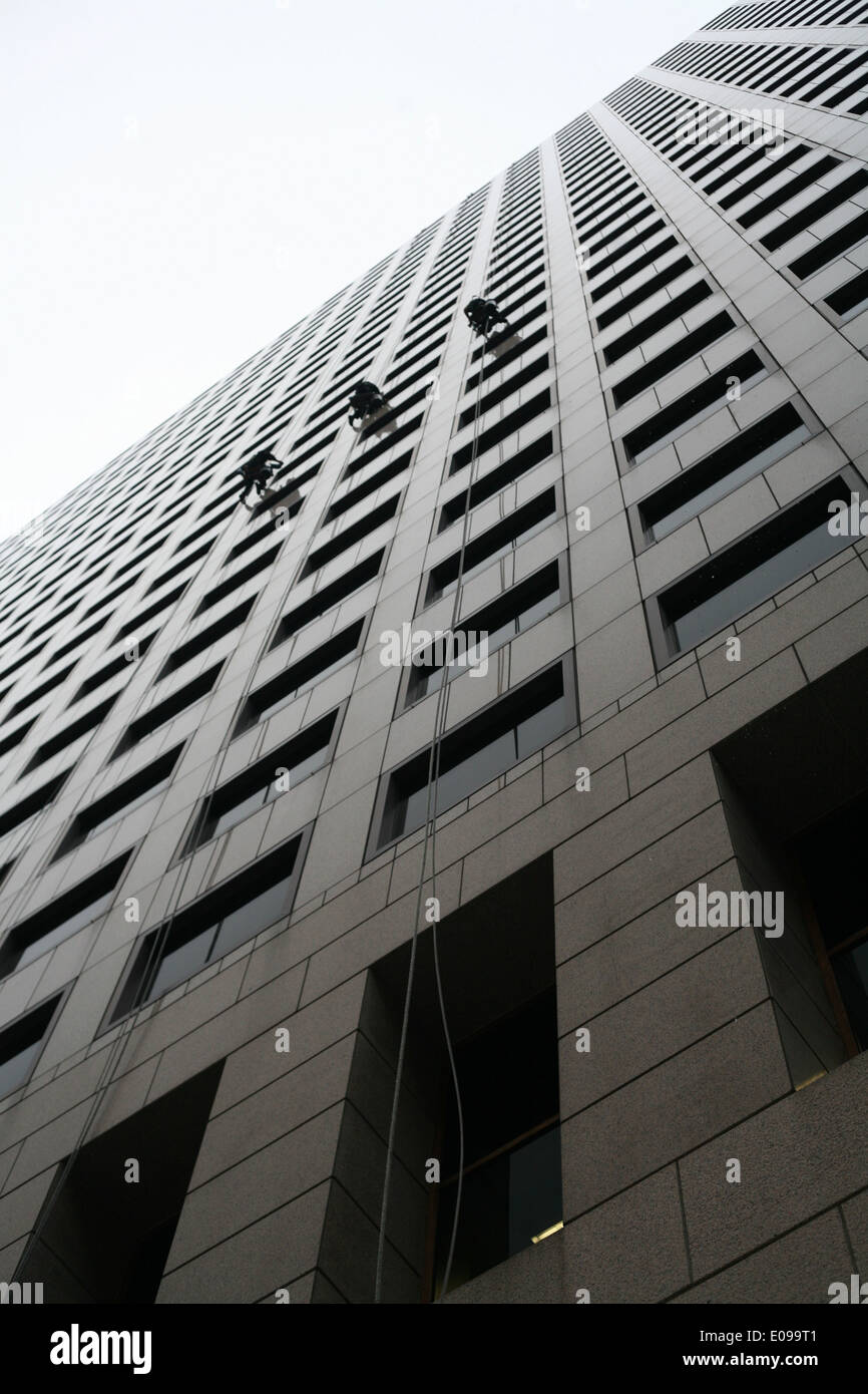 Window washers on building hi-res stock photography and images - Alamy