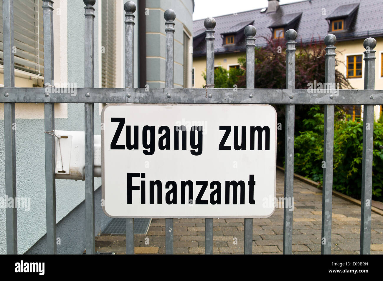 The access to a tax office is obstructed by a gate., Der Zugang zu ...