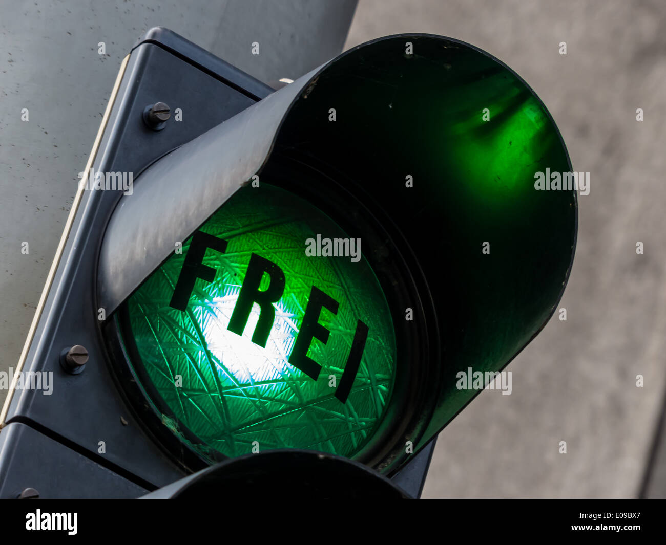 With the entrance in the multi-storey car park a traffic light with green light. Free parking ...