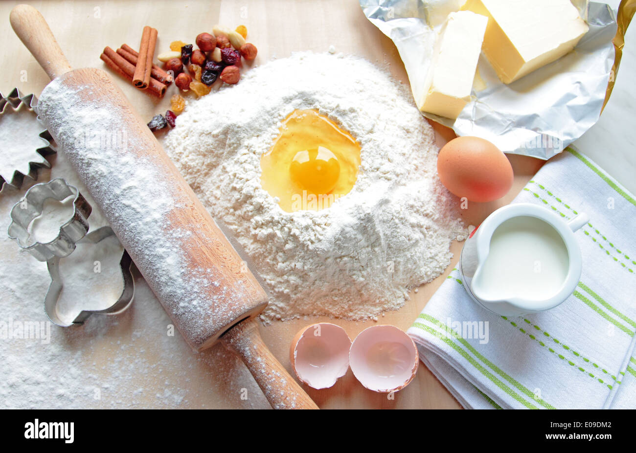 Baking cake with utensil and ingredient Stock Photo - Alamy