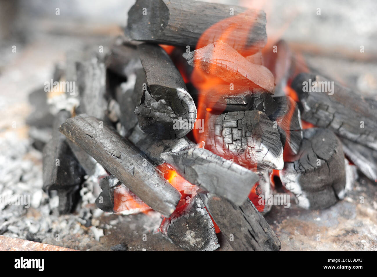 Open fire for barbecue hi-res stock photography and images - Alamy