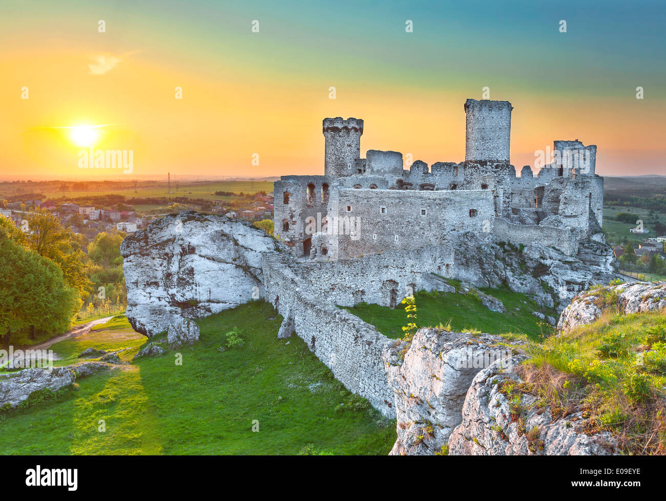 Old ruins castle hi-res stock photography and images - Alamy