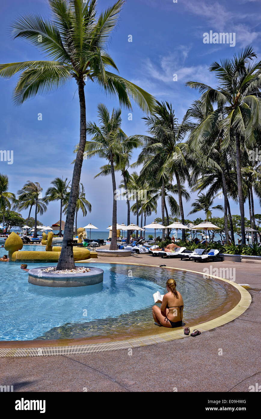 Hilton hotel swimming pool hi-res stock photography and images - Alamy
