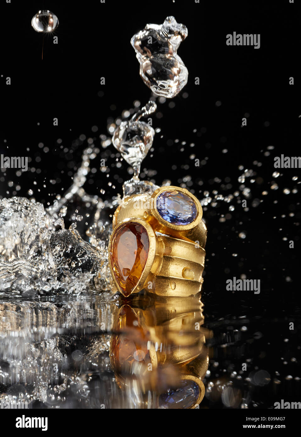 Gold splashing hi-res stock photography and images - Alamy