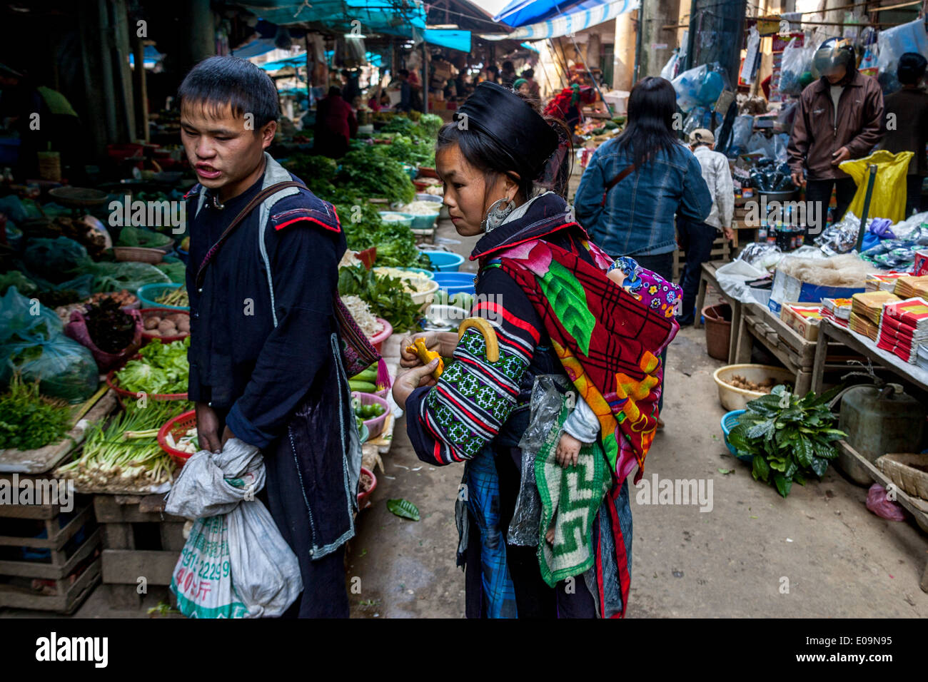 Hmong man in traditional costume hi-res stock photography and images ...