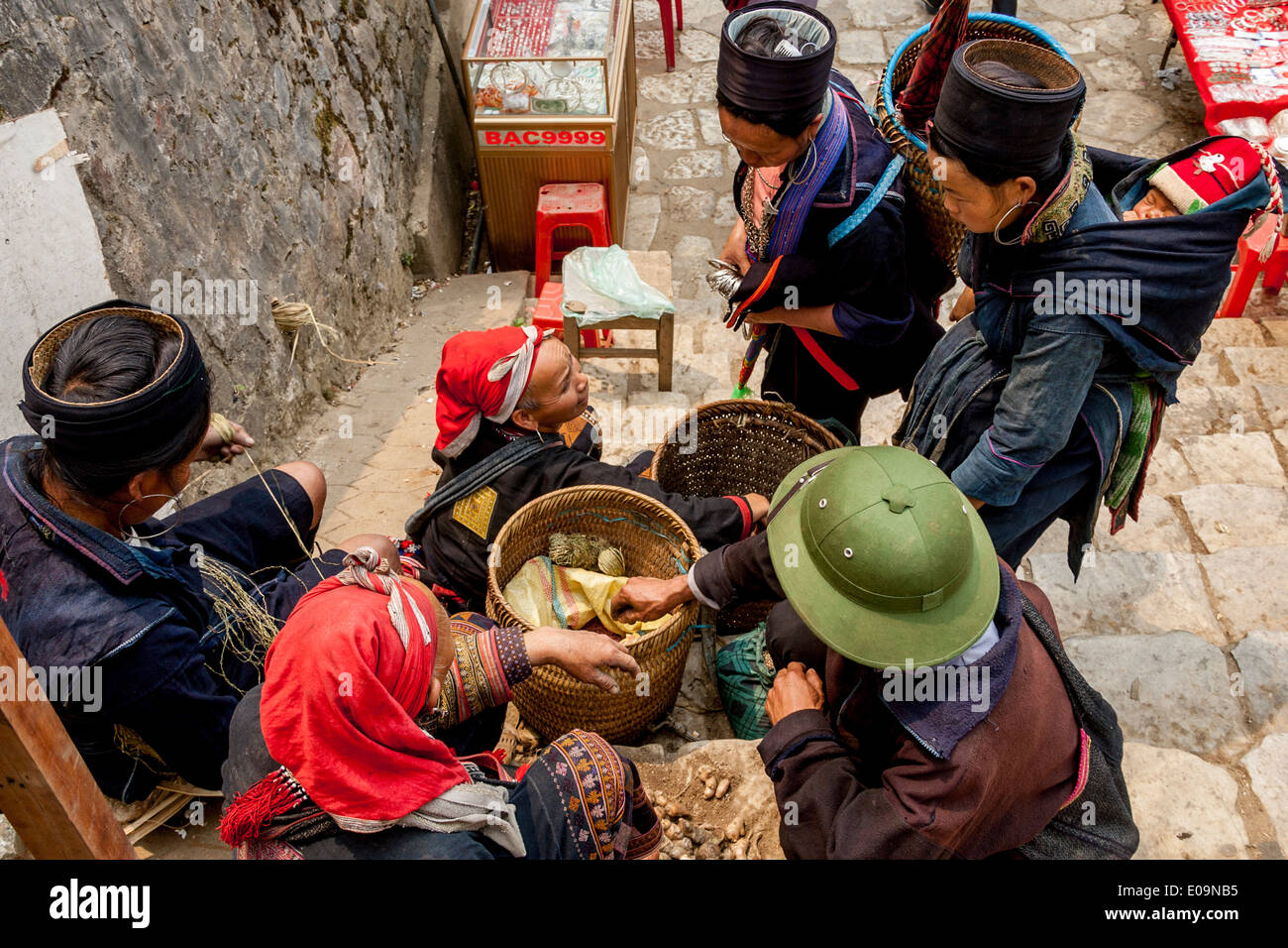 Traditional red dao costumes hi-res stock photography and images - Alamy