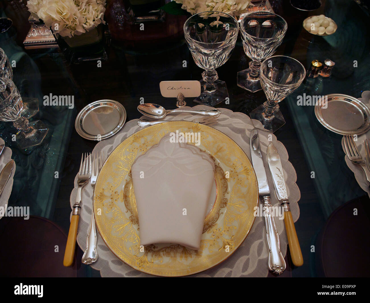 elegant dinner table plate setting Stock Photo - Alamy