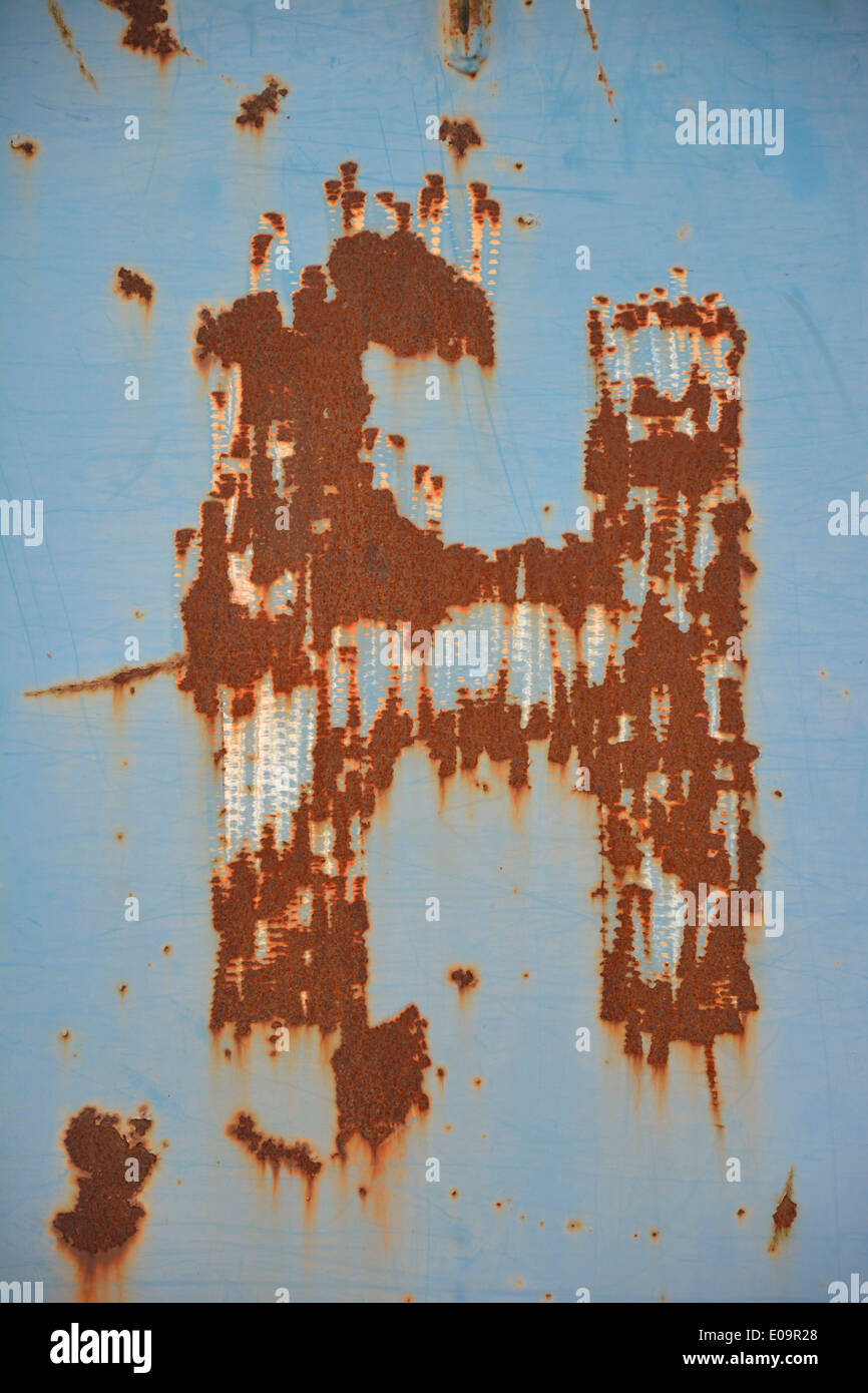 Letter H rusty and scratched on grey metal Stock Photo - Alamy