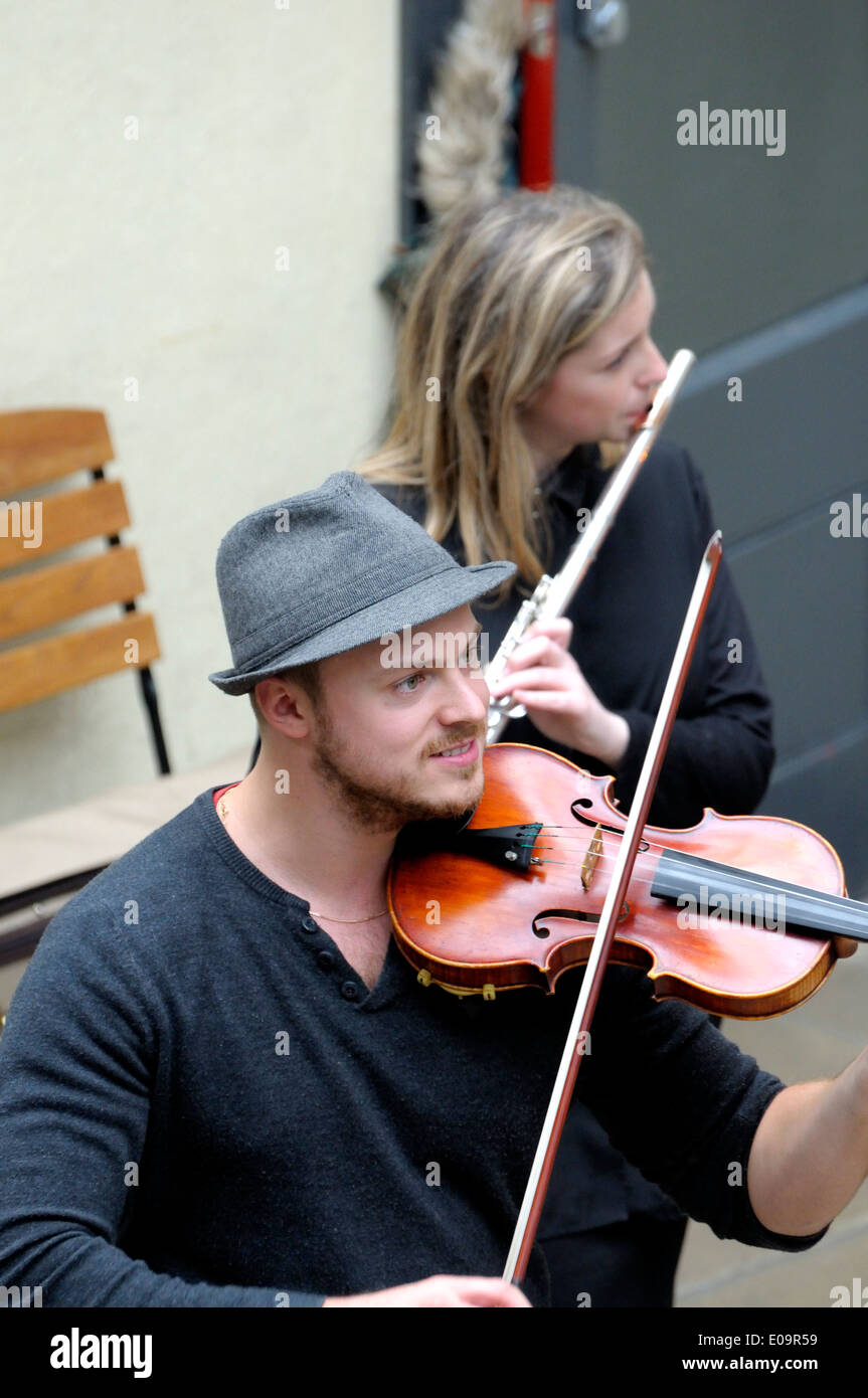London, England, UK. Buskers playing the violin and flute in Covent ...