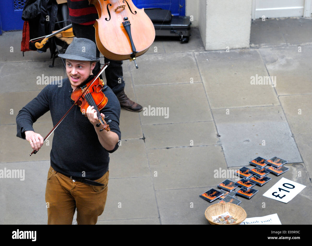 London, England, UK. Busker playing the violin in Covent Garden Stock ...